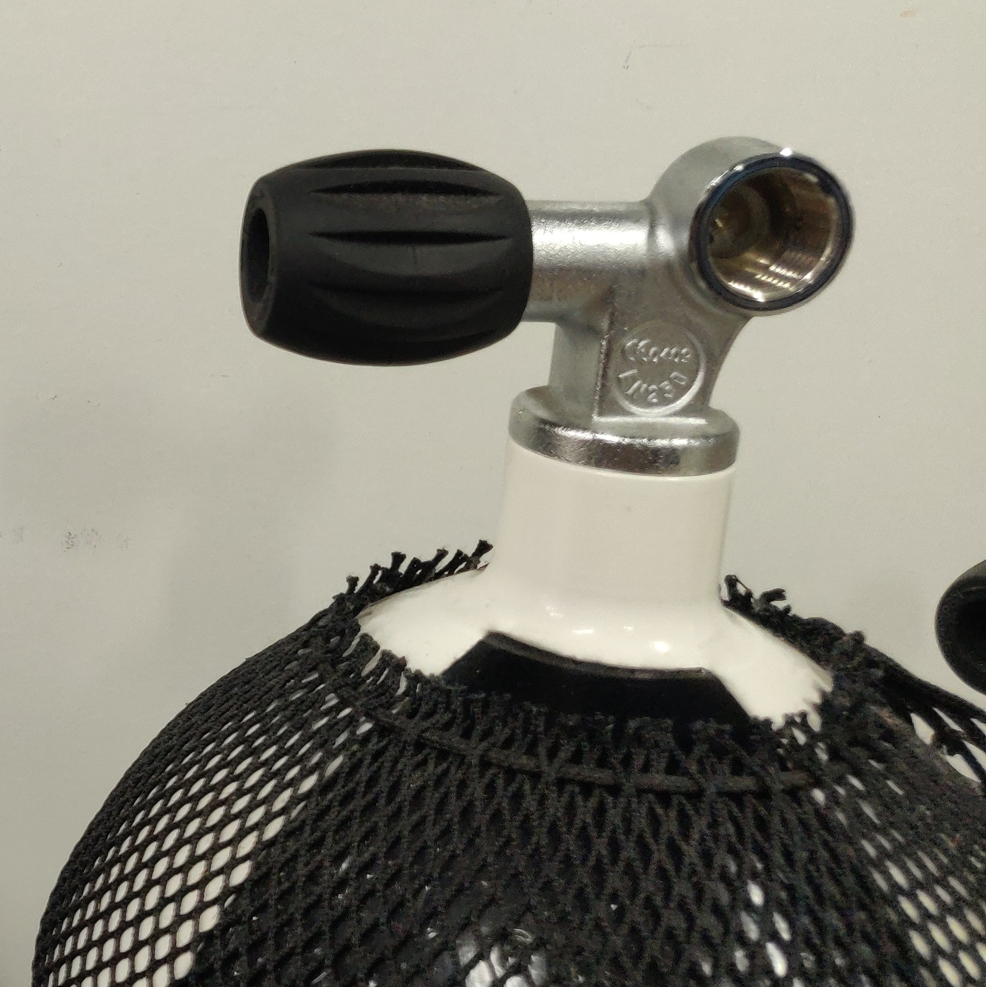 Cylinder valves from Midland Diving Equipment LTD | The Dive Warehouse